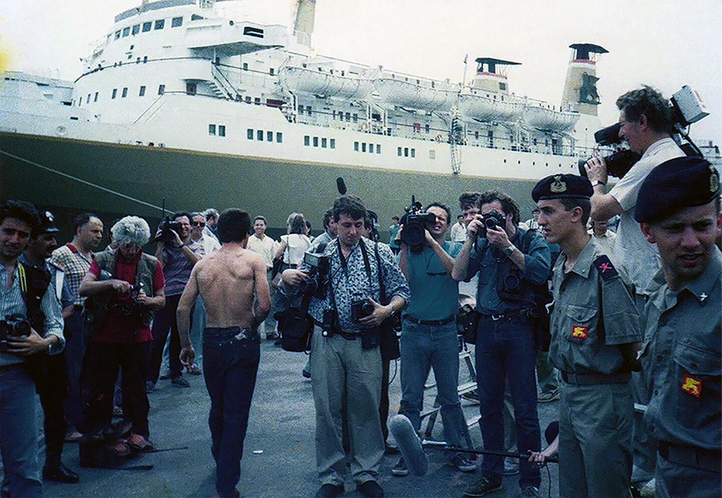 Manifesto DESERTION - e-flux Agenda